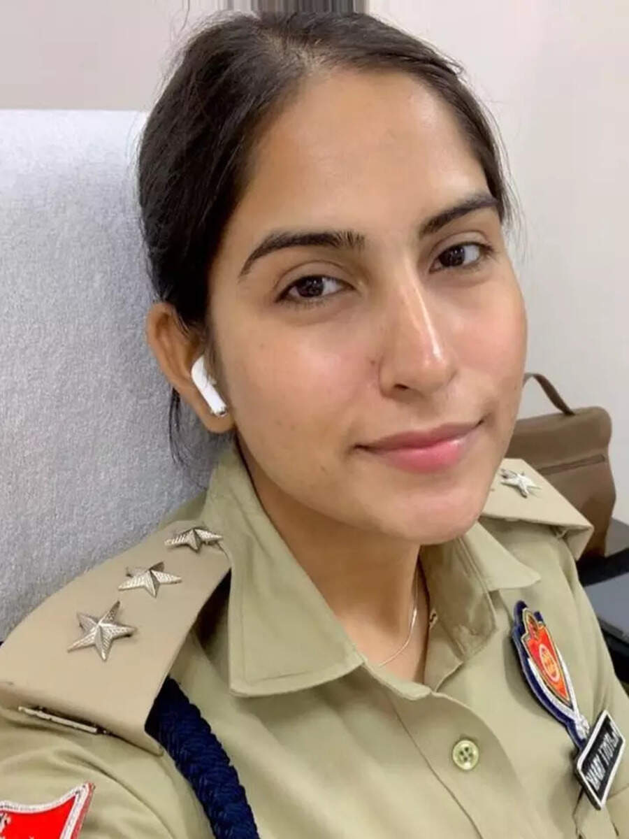 पिता ट्रांसपोर्टर और मां होममेकर, डॉक्टर बेटी UPSC पास कर बन गई IPS ...