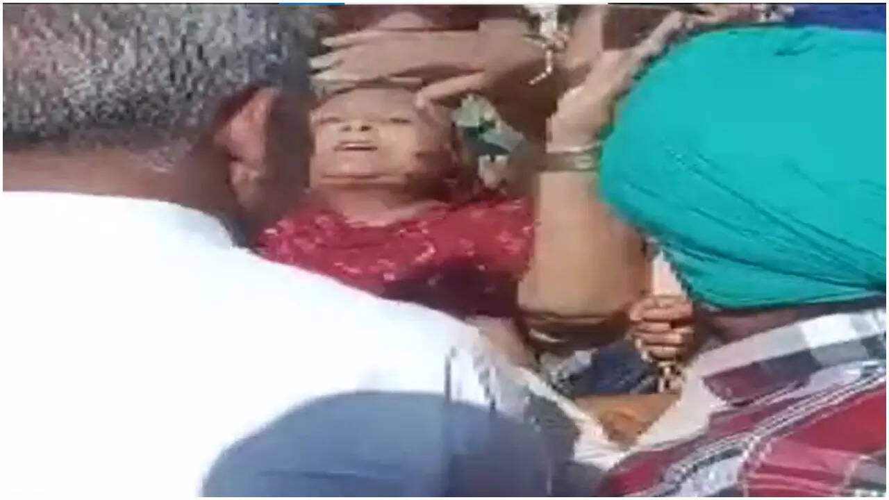 Haryana Flood victim woman slaps JJP MLA Ishwar Singh video viral- 'अब क्यों आये हो?' बाढ़ ...