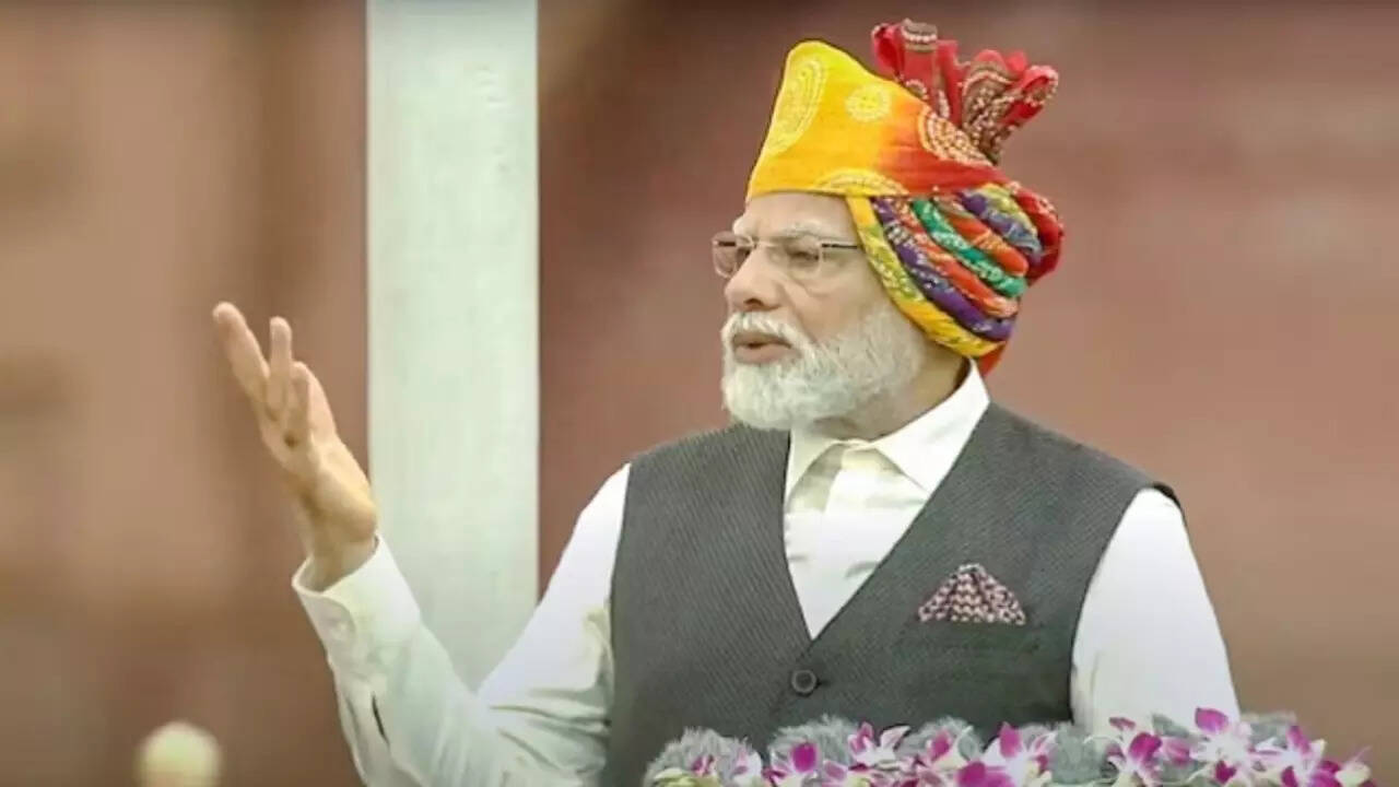 PM Modi Wears Rajasthani Bandhni Print Safa Along With V Neck Jacket ...