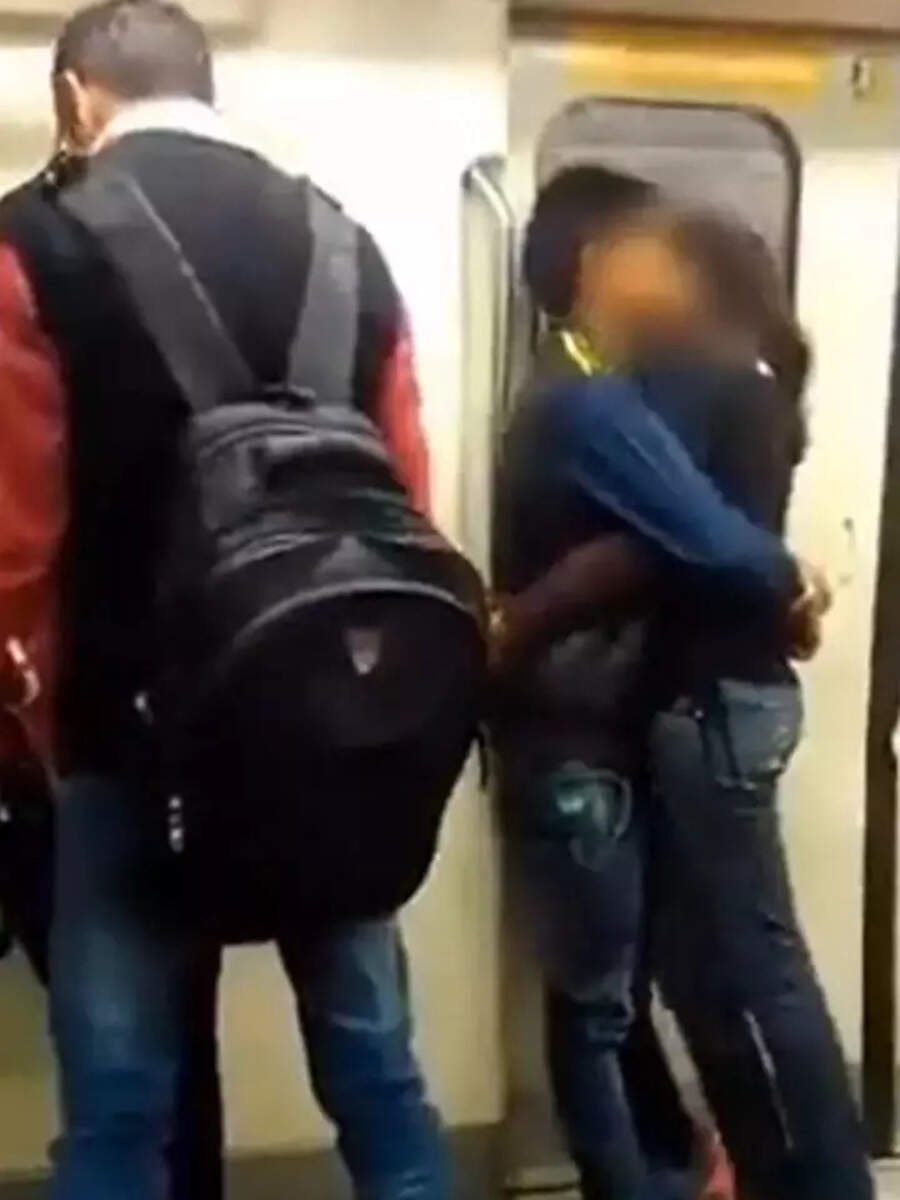 in delhi metro couple was kissing openly video goes viral - दिल्ली मेट्रोत खुल्लम खुल्ला उतू ...