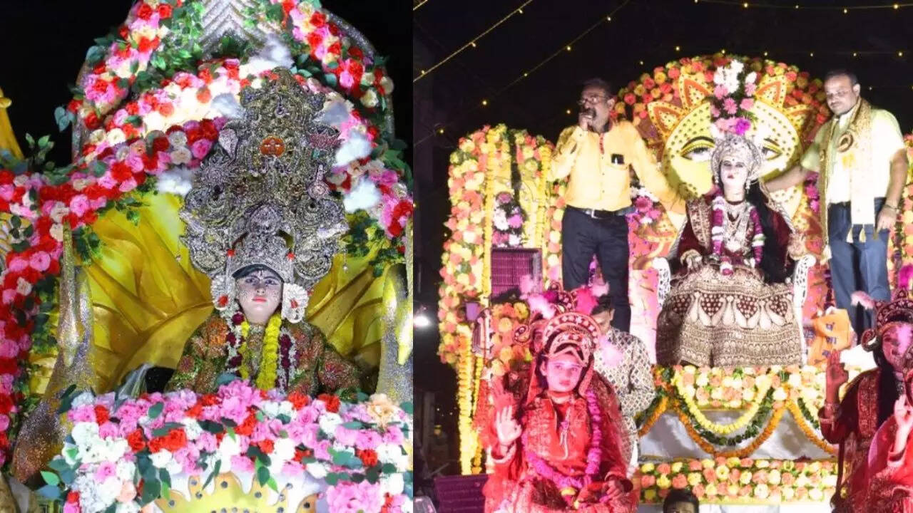 historic rambarat taken out in agra- आगरा की राम बरात में उमड़ा जनसैलाब ...