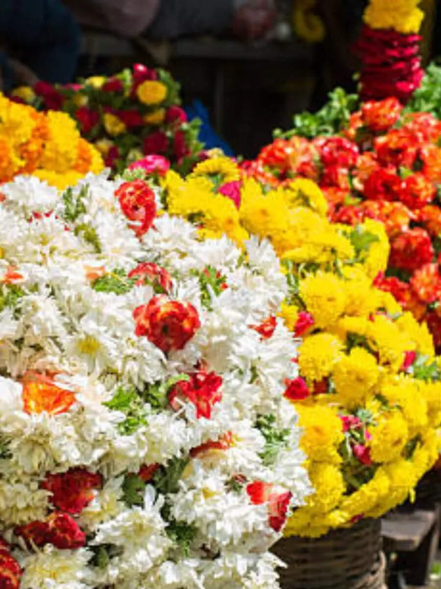 These are cheap flower markets of Delhi shop here on this Diwali ...
