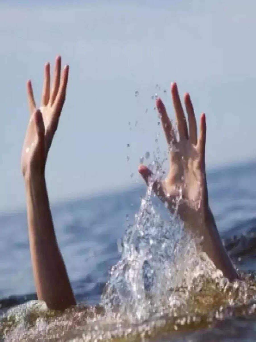 why does a living person sink but a dead body floats on water - जिवंत ...