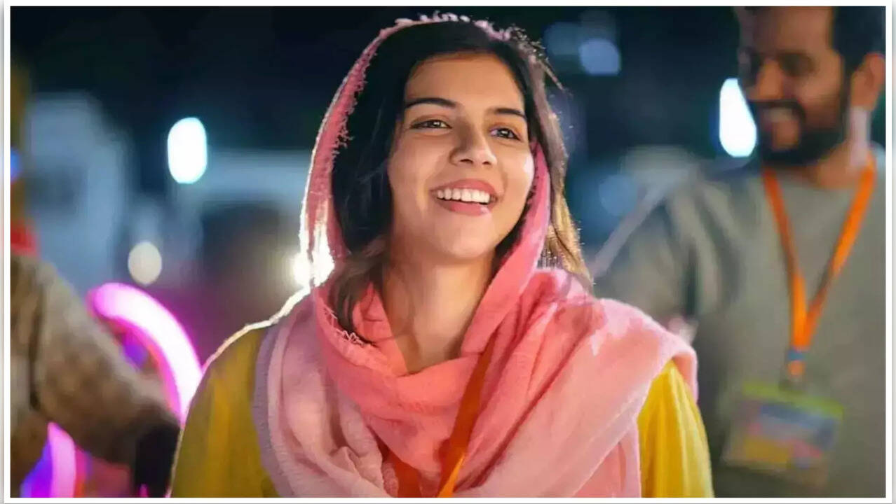 Sesham Mikel Fathima Movie Review: कल्याणी की फिल्म फुटबॉल कमेंटेटर ...