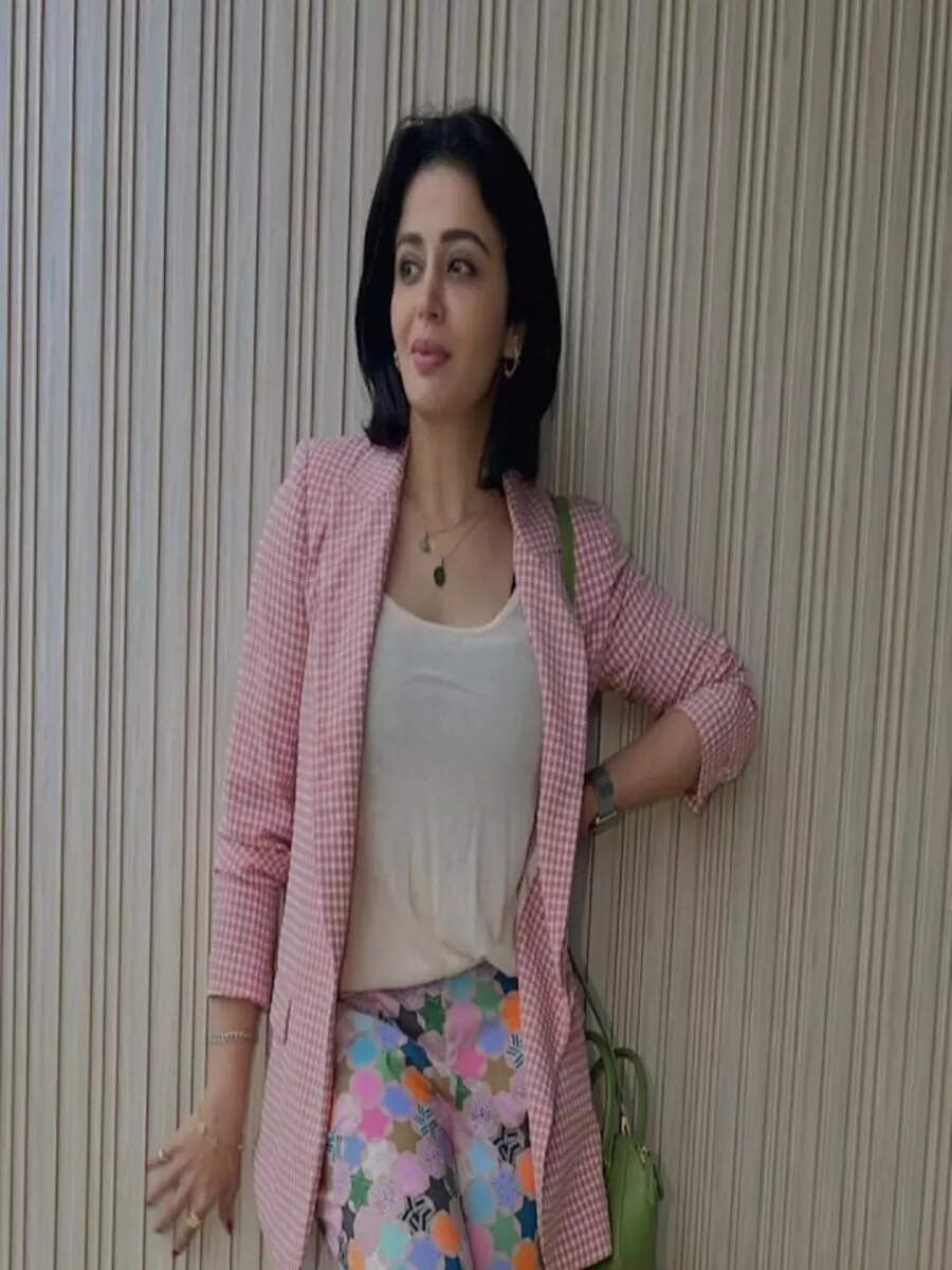 neha pendse birthday special stylish look photos - ऑफिसमध्ये ट्राय करु ...