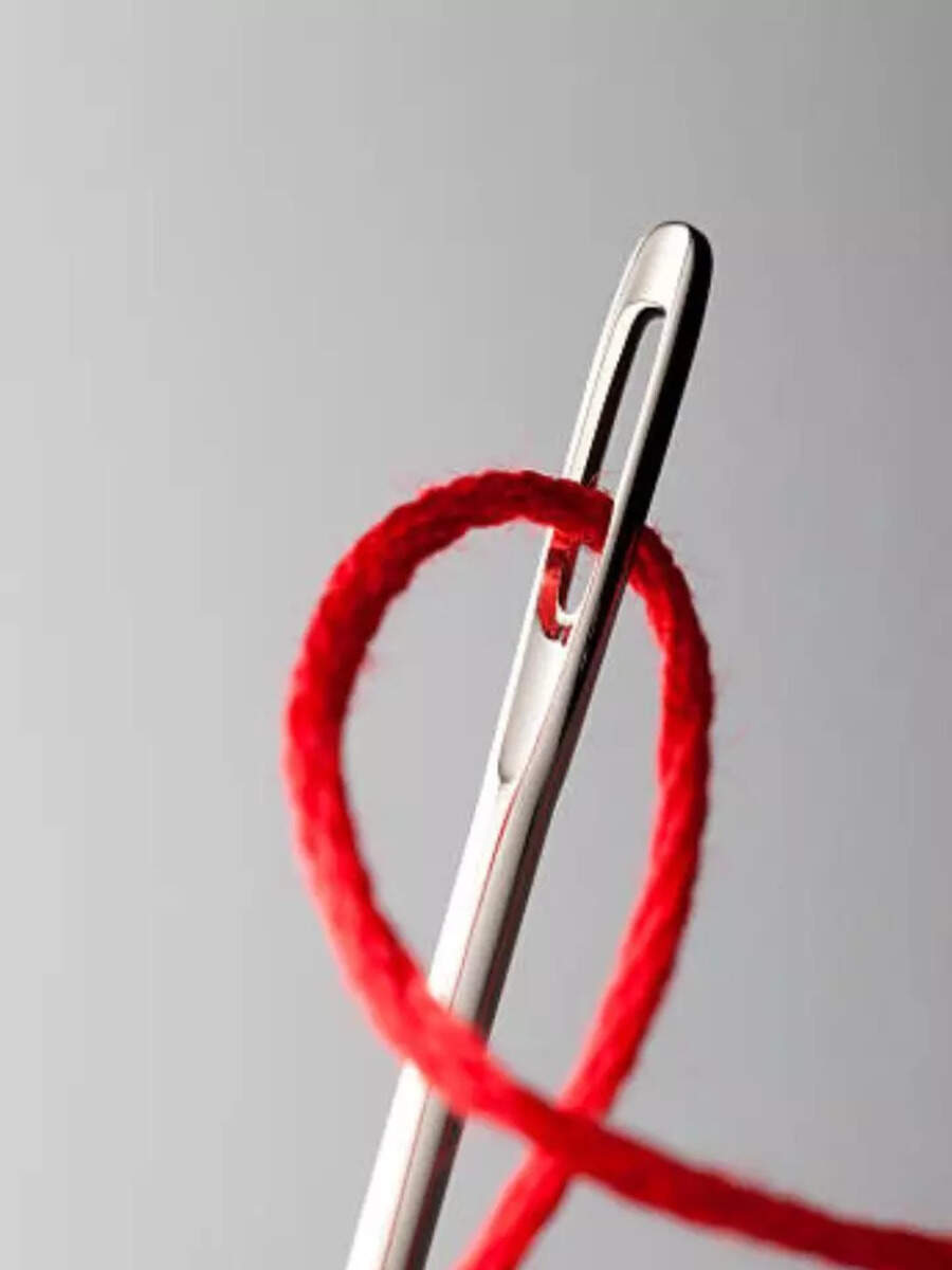 How to put thread in a needle in in just 5 seconds sui mein dhaga kaise ...