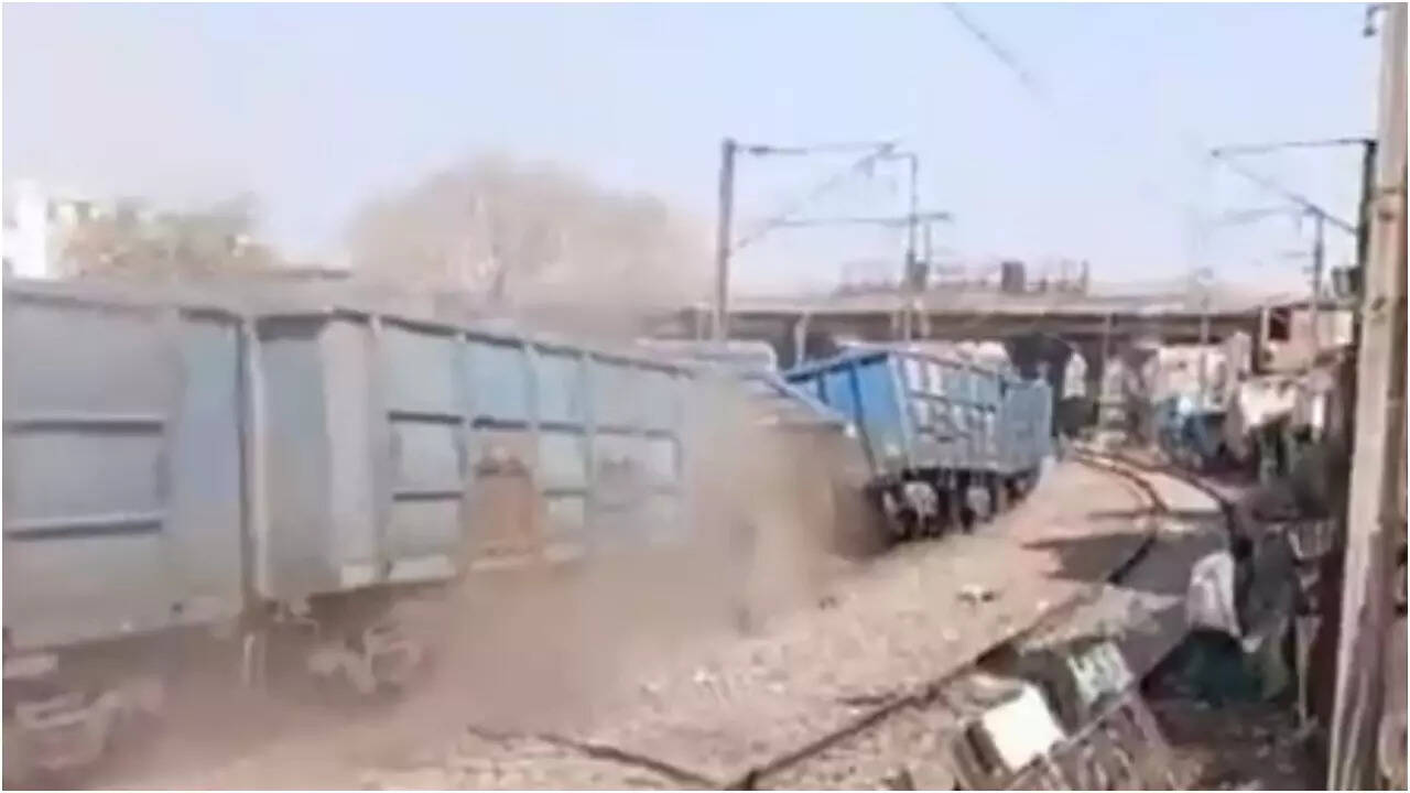 दिल्ली सराय रोहिल्ला स्टेशन के पास मालगाड़ी के आठ डिब्बे पटरी से उतरे