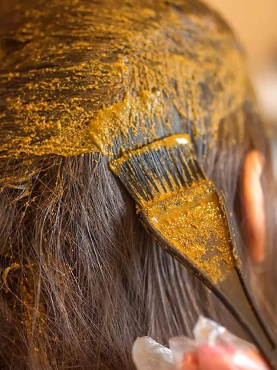 बालों की चमक बढ़ाता है मेहंदी हेयर पैक, जानें घर पर बनाने का सही तरीका ...