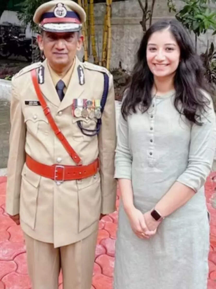 IPS पिता का गर्व से फूला सीना, बेटी ने IAS बनकर दिया स्पेशल गिफ्ट ...