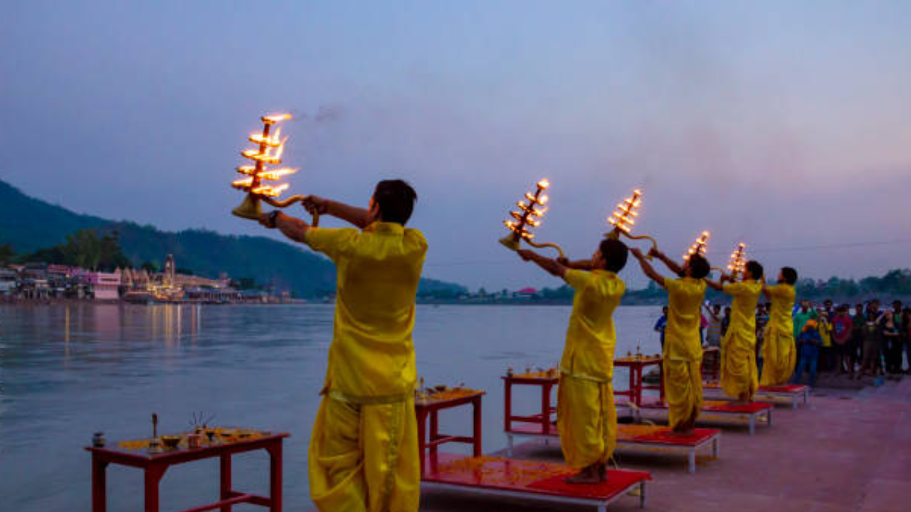 Ganga Aarti: विश्व प्रसिद्ध है इन पांच जगहों की गंगा आरती, जानिए कहां ...