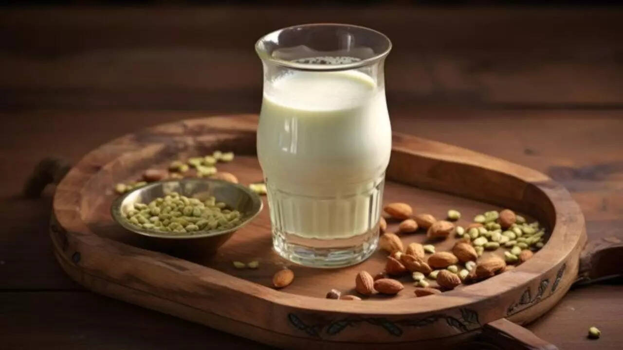 दूध में बस एक चम्मच उबालकर पी लें ये हरे बीज, डाइजेशन में सुधार के साथ ...