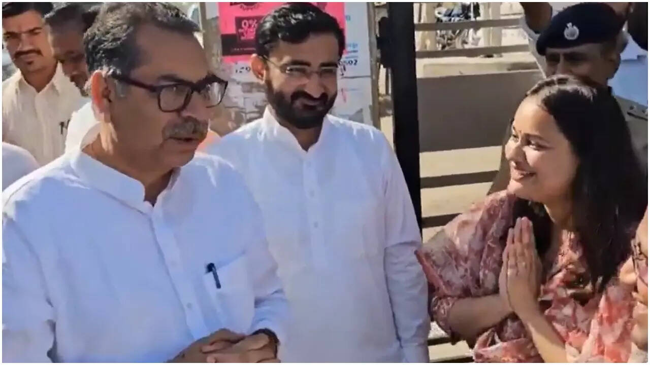 Why IAS Tina Dabi bow down before BJP leader Satish Puniya Viral Video