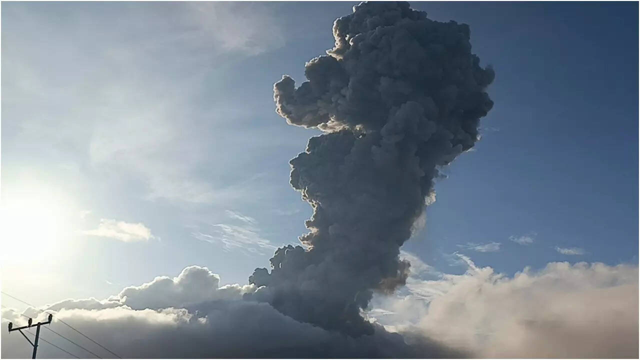 Indonesia Volcano Eruption photos Mount Lewotobi in Indonesia erupts again