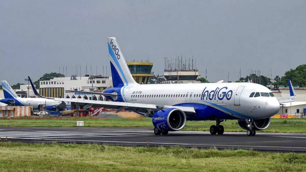 IndiGo Flight: मुंबई एयरपोर्ट पर 16 घंटे तक देरी से उड़ान भरने वाले ...