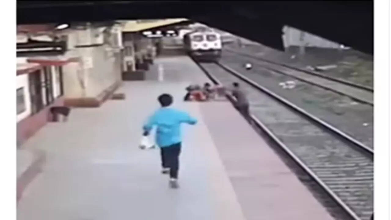 Viral Video Child fell on railway track man saved his life Watch Shocking Video, मसीहा बनकर ...
