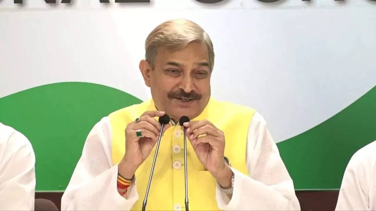 सियासी फायदे के लिए बीजेपी ने उठाया हिजाब का मुद्दा- प्रमोद तिवारी ...