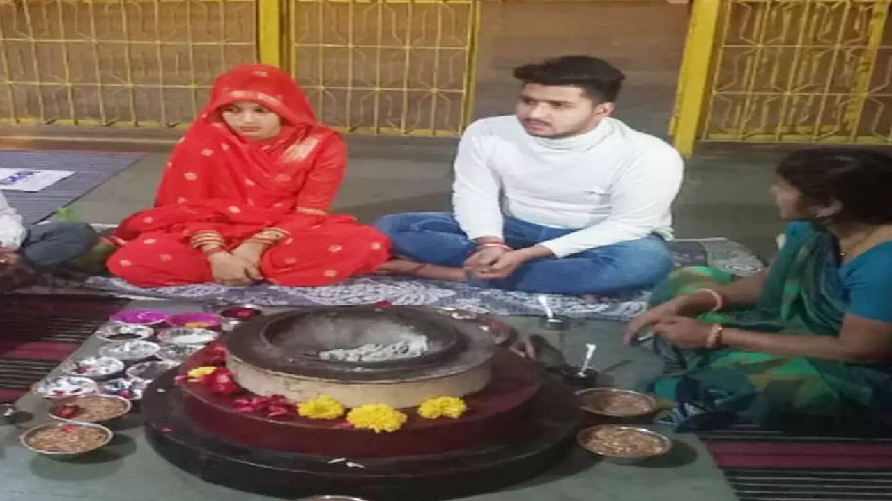 Muslim girl converts to marry Hindu man in Mandsaur- Muslim लड़की को हुआ हिंदू लड़के से ईश्क ...