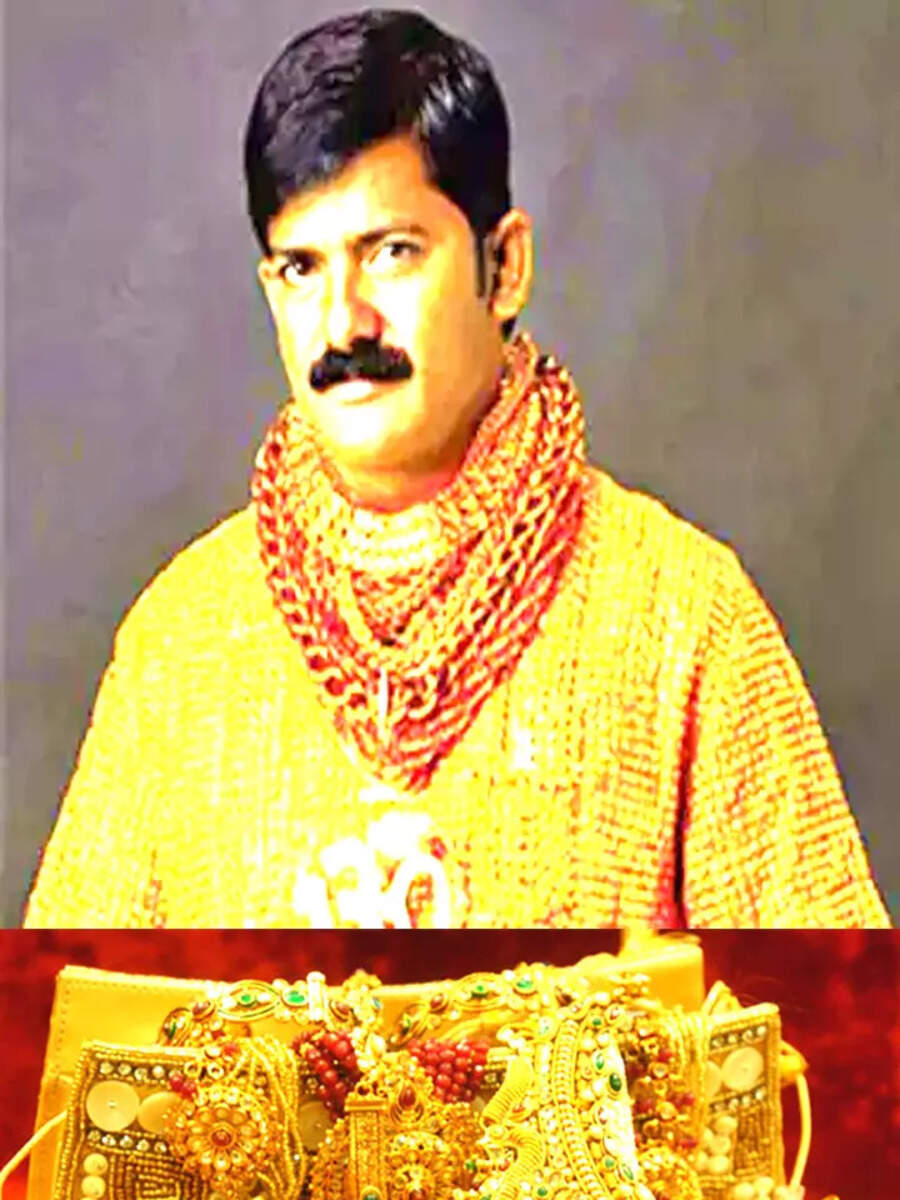 Gold Shirt of Pune Gold Man Datta Phuge : पुणे के दत्ता फुगे. चलती ...