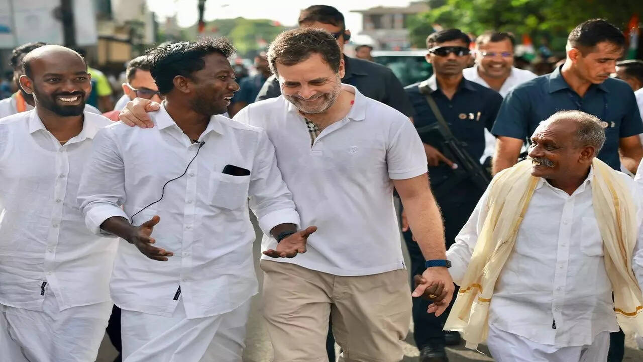 Priest Satendra Das of Shri Ram Janmabhoomi blesses Rahul Gandhi's ...
