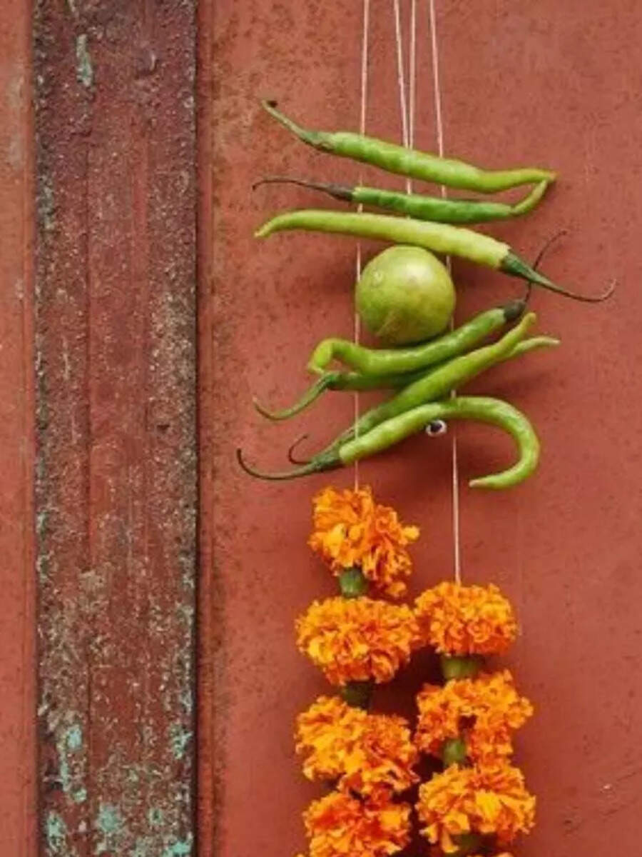 Nimbu Mirch ka Totka: Nimbu Mirchi for Nazar, Nimbu Mirch for Vastu ...