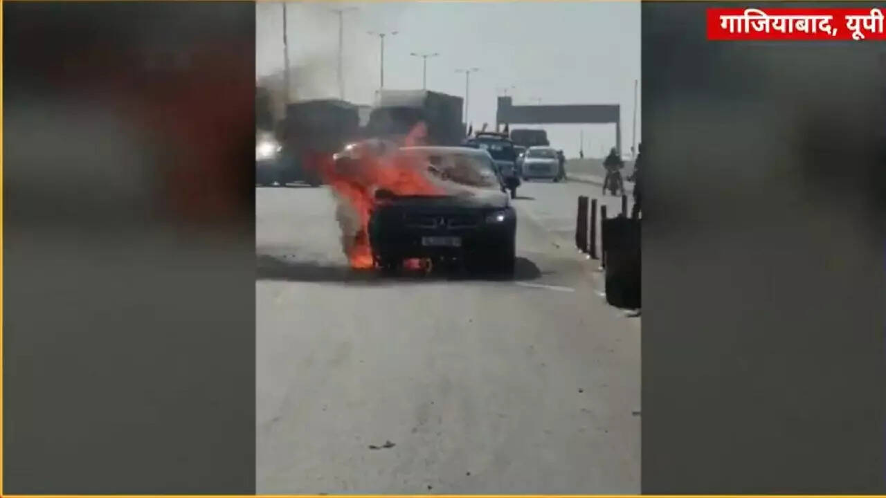 ghaziabad mercedes catches fire on highway viral video-Viral Video: चलती मर्सिडीज बनी आग का गोला ...