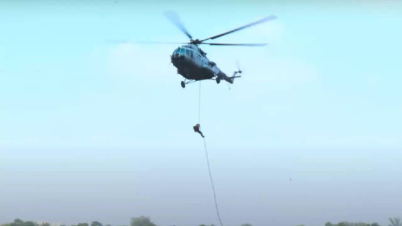 Bravery of Indian Air Force Garuda commando watch video of IAF ...