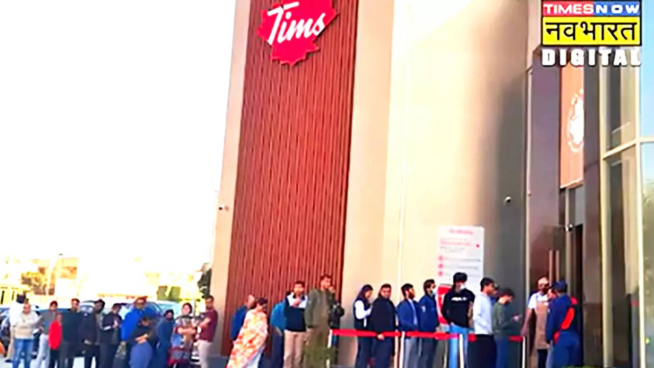 Tim Hortons coffee store opens in Pakistan long queues in to buy coffee ...