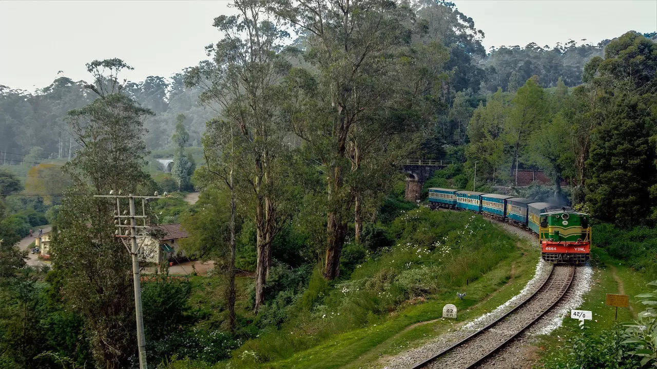The slowest train of India in Nilgiri hills Tamilnadu_वंदे भारत ...