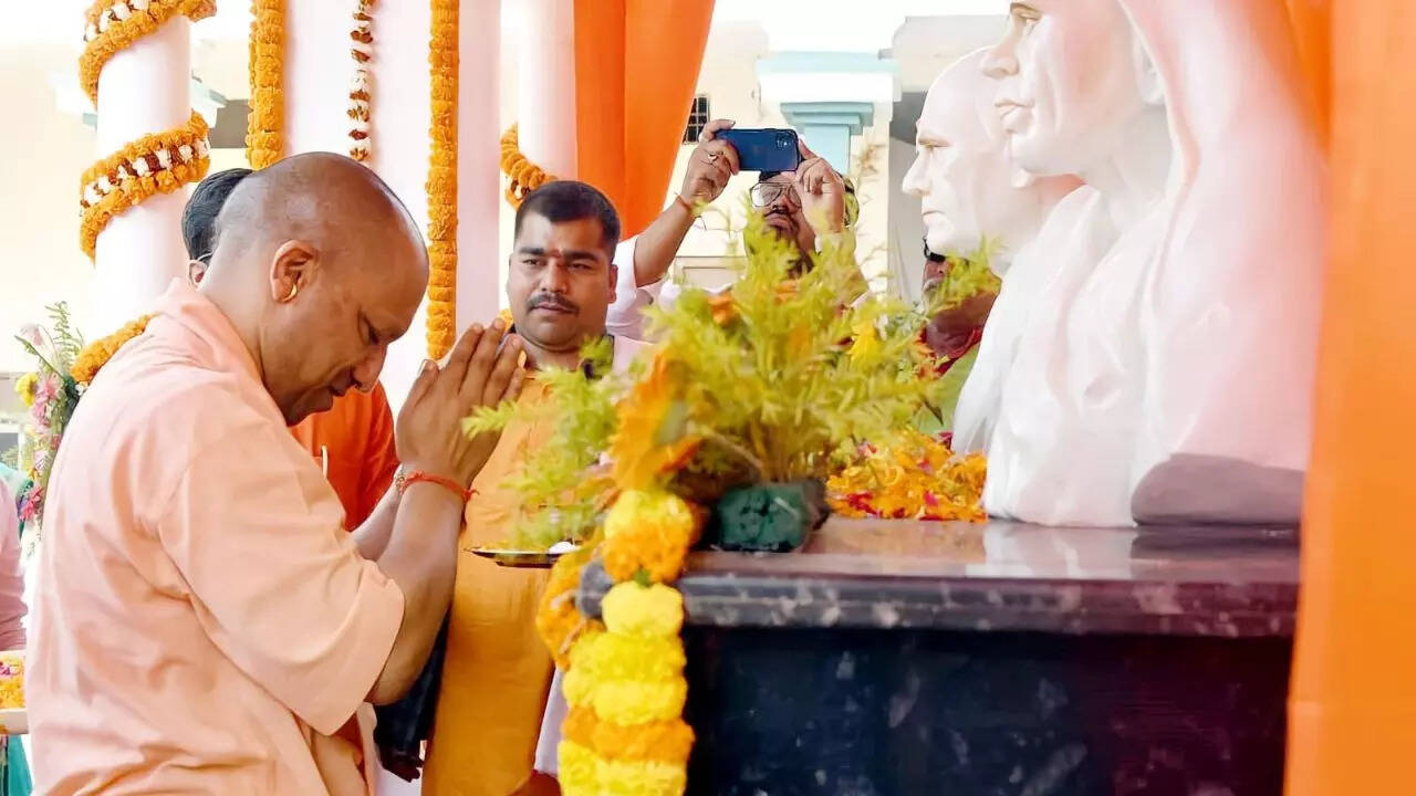 What Is The secret of Gold Kundal In Ears of Cm Yogi Wears - क्या है ...